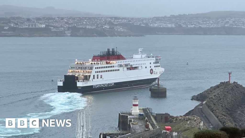 Manx ferries resume but more gales expected - BBC News