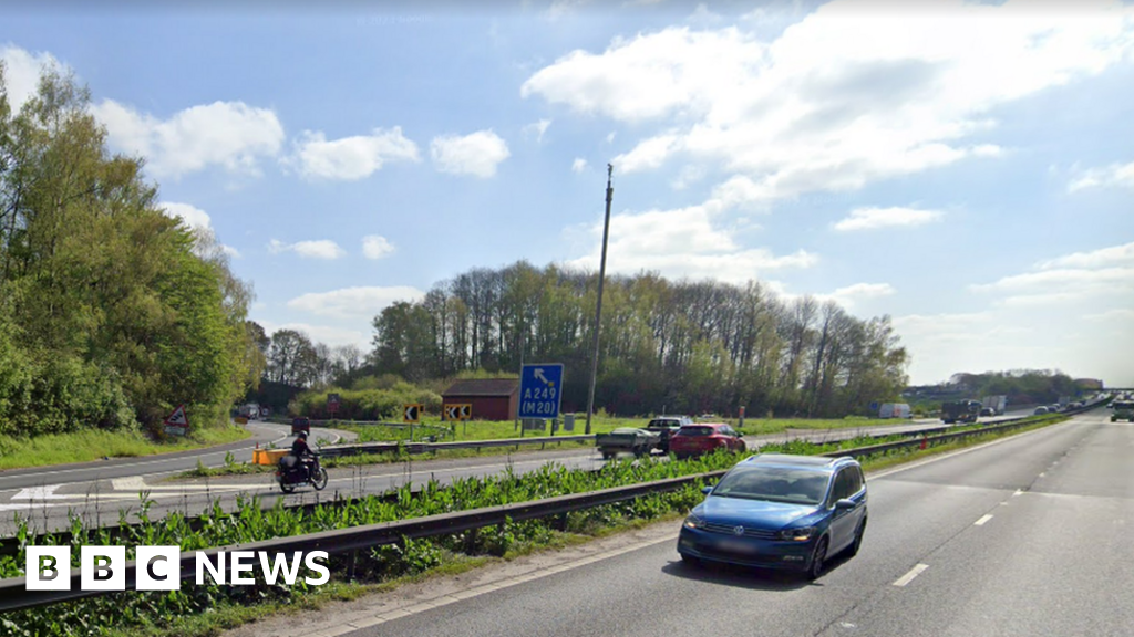 Motorcyclist seriously injured in M2 crash near Sittingbourne - BBC News