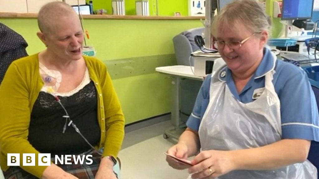 Staffordshire nurse learns sign language to help deaf patients - BBC News