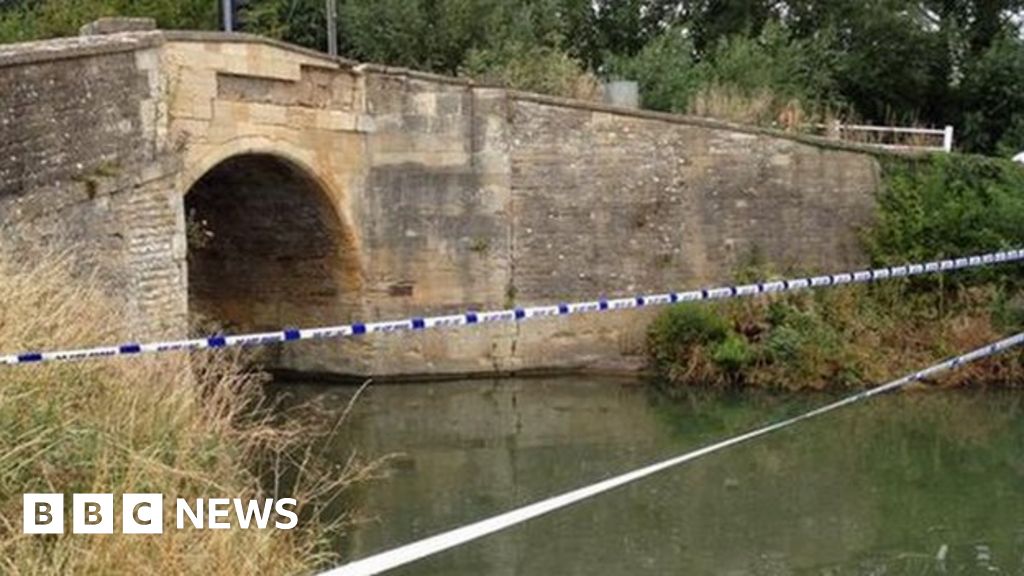 Lorry crash closes Radcot Thames bridge - BBC News