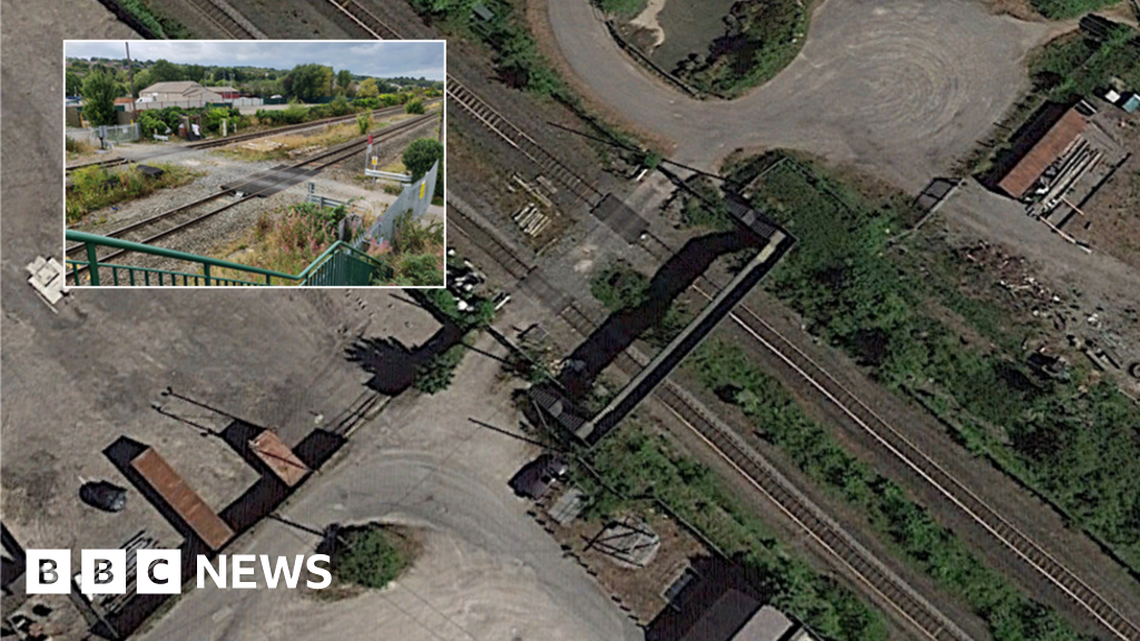 Bagillt railway crossing near miss after signal failure - BBC News