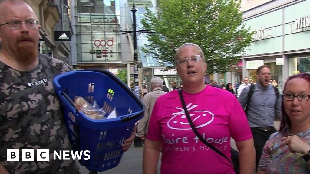 Manchester attack: Wigan family hands out supplies - BBC News