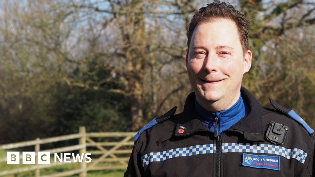 Police officer saves life with belt and spoon - BBC News