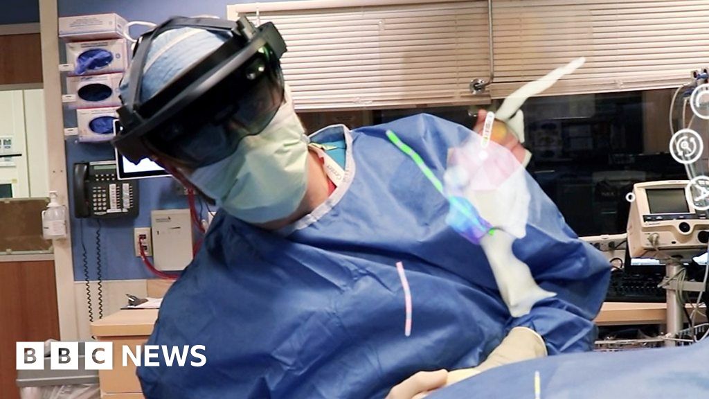 How a hologram can show a patient’s heart during surgery - BBC News