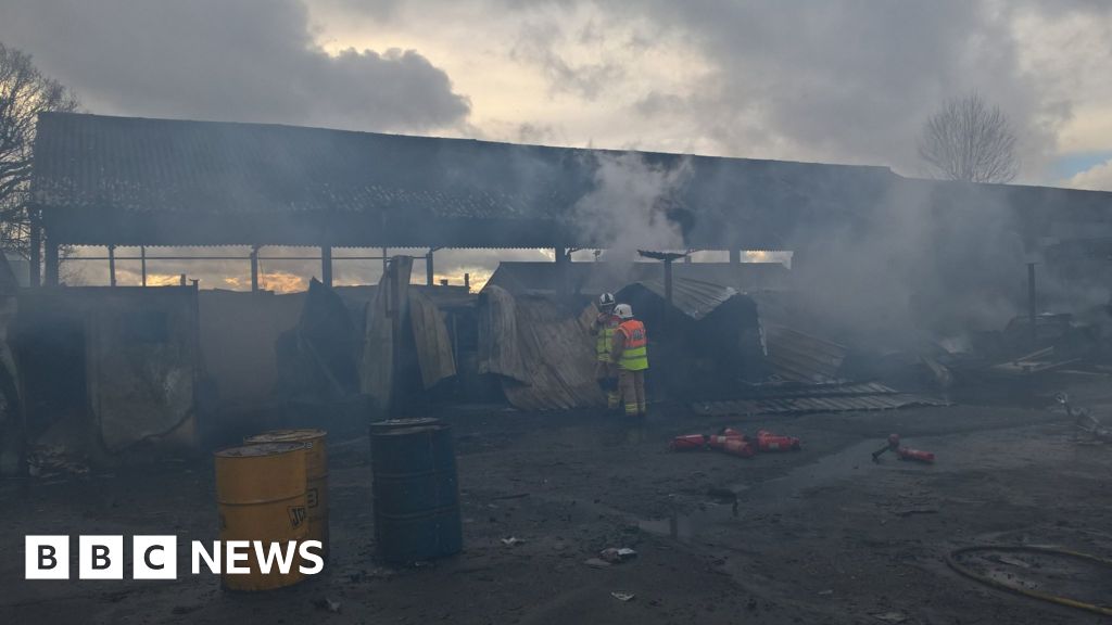 Goring Heath 'severe' farm blaze extinguished - BBC News