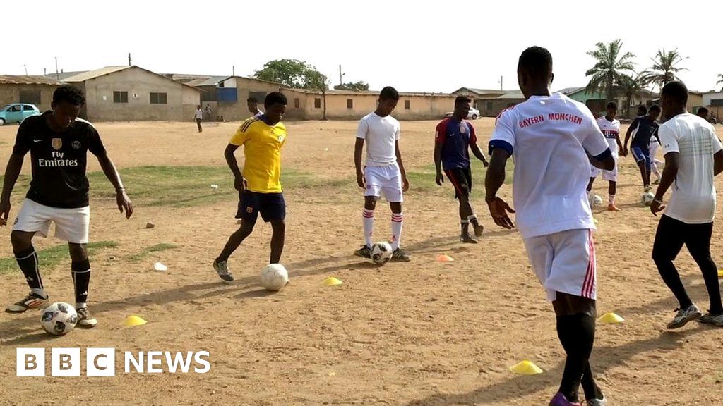 Fake scouts exploit football dreams in Nigeria - BBC News
