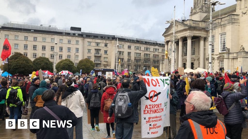 COP26: Thousands march in Leeds over climate change action - BBC News