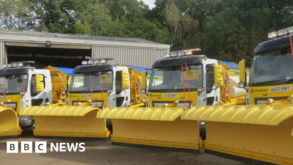 Surrey introduces fleet of new gritters for winter - BBC News
