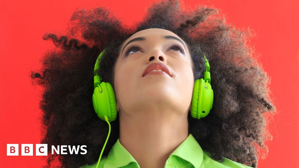 Women's concentration 'less disrupted by music' - BBC News