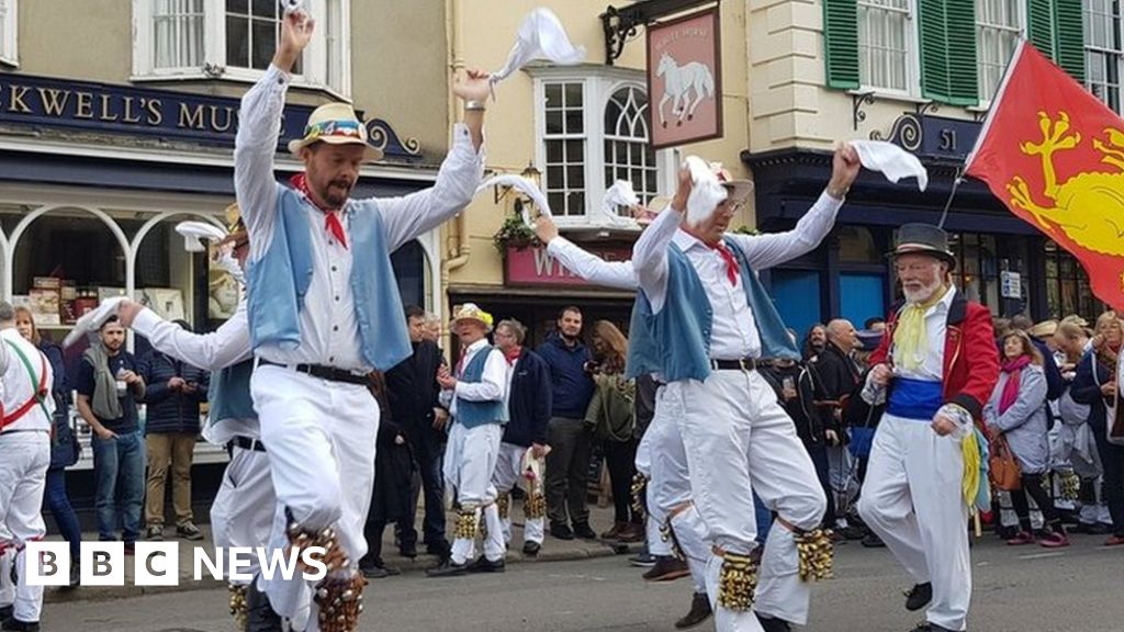 Thousands attend May morning celebration in Oxford - BBC News