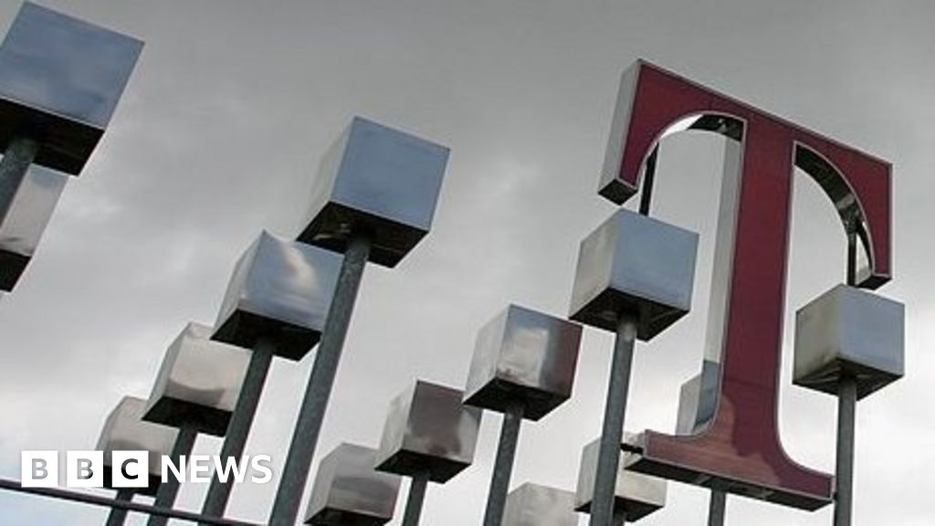 Router hacker suspect arrested at Luton Airport - BBC News
