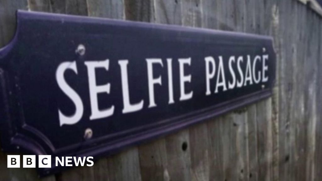 Social media street signs pop up in Oxford