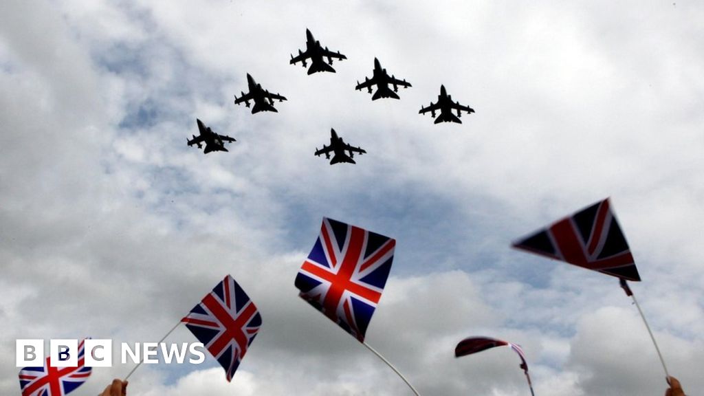 Swansea hosts 'biggest' RAF centenary parade in Wales - BBC News