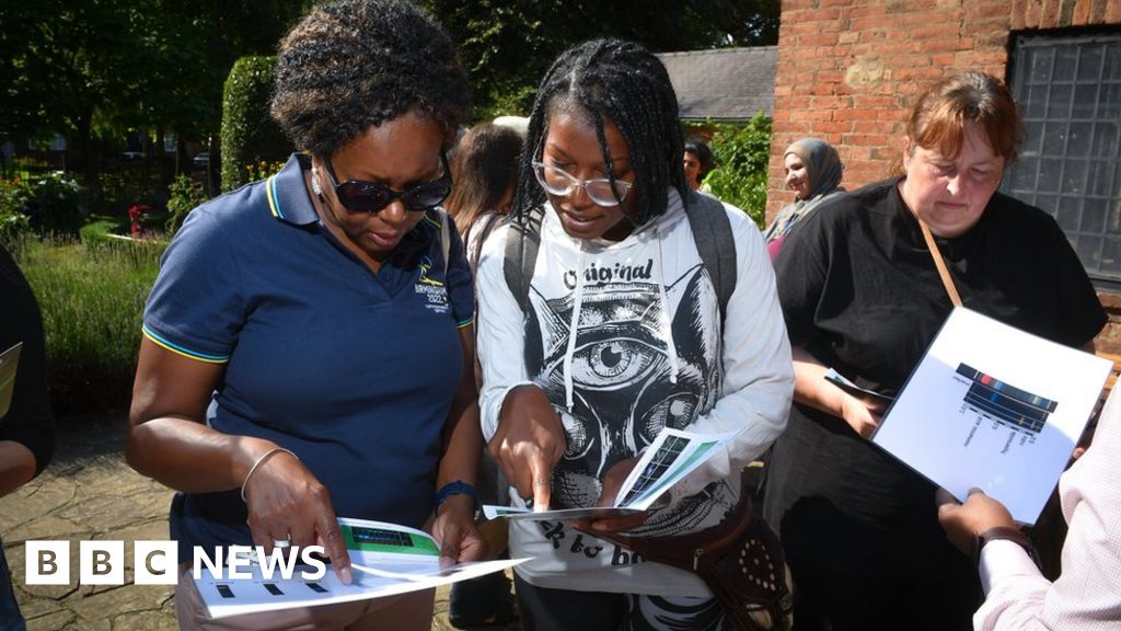 Hundreds attend annual science festival in Leicester - BBC News