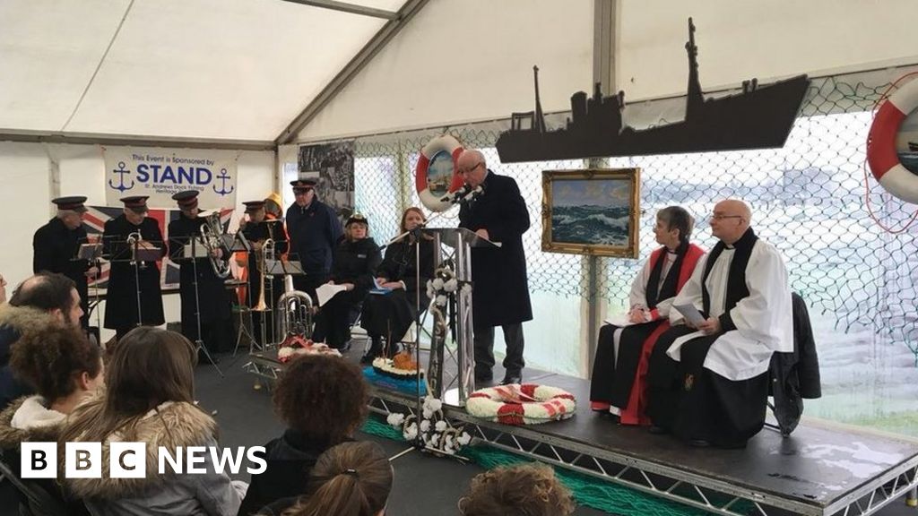 Lost Hull trawlermen remembered in memorial service - BBC News