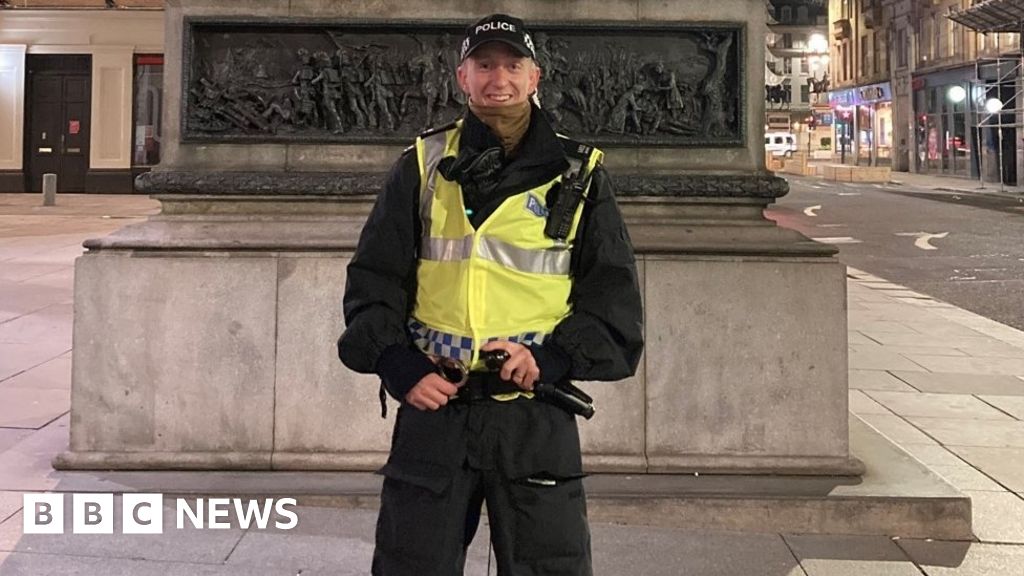 Lincoln police officer takes on 10K run dressed in full riot gear