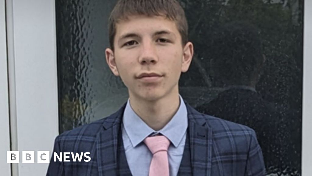 Cyclist, 16, killed in Grimsby bus collision is named - BBC News