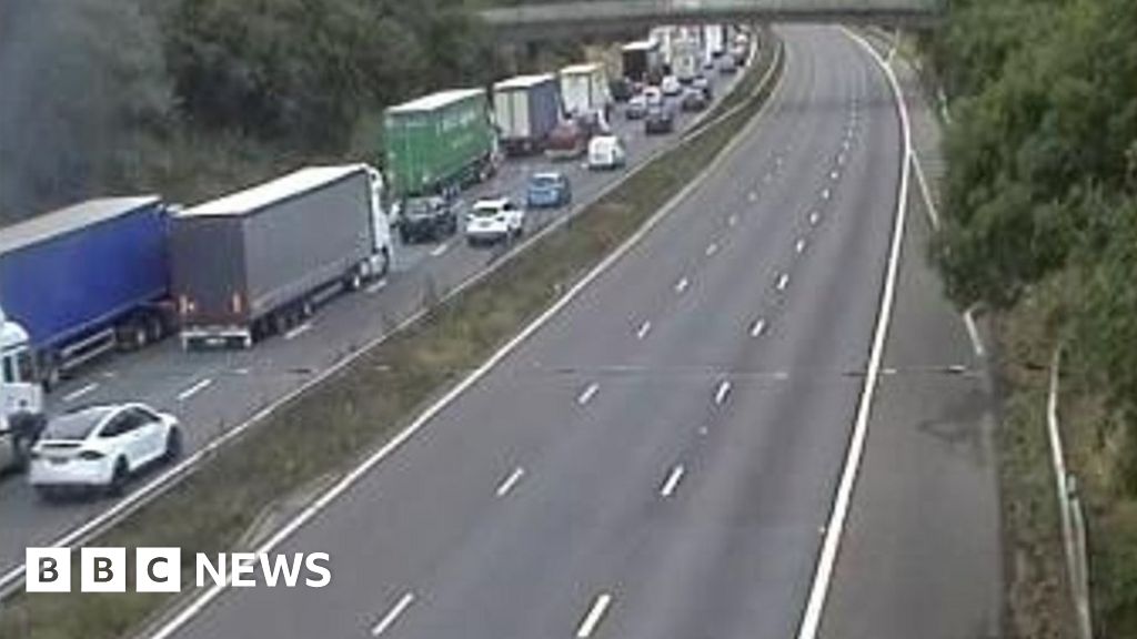M6 crash: Biker dies in motorway collision - BBC News