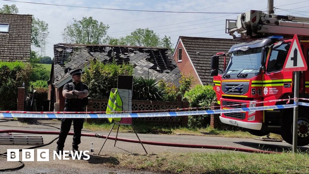 Body found in fire-ravaged bungalow near Romsey - BBC News