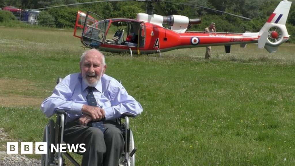 WW2 pilot flies 560-mile round trip to comrade's funeral - BBC News