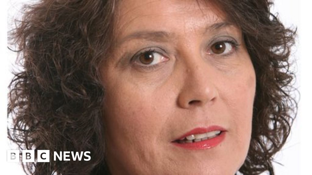 Labour 'should move on from men in suits', says ex-MP Sian James - BBC News