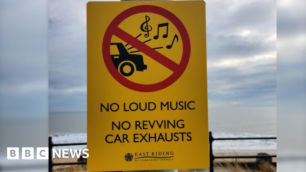 Bridlington: Signs warn of fines for anti-social behaviour - BBC News
