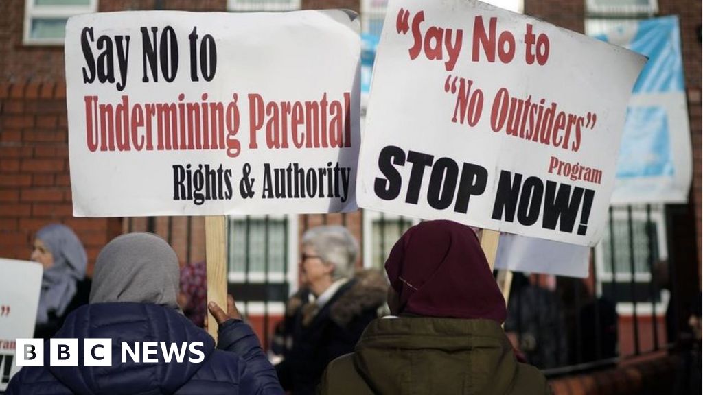 Birmingham LGBT row: Parkfield School protests resume - BBC News