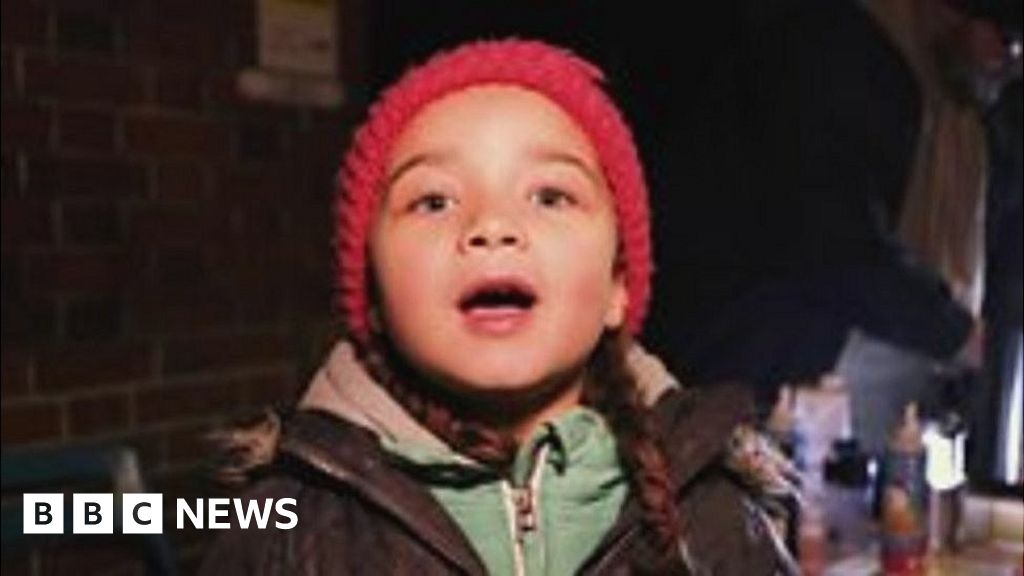 Children help man homeless stall in Bedford - BBC News