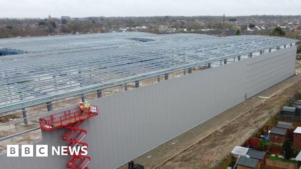 Calls for council leader to quit over Corby warehouse error - BBC News