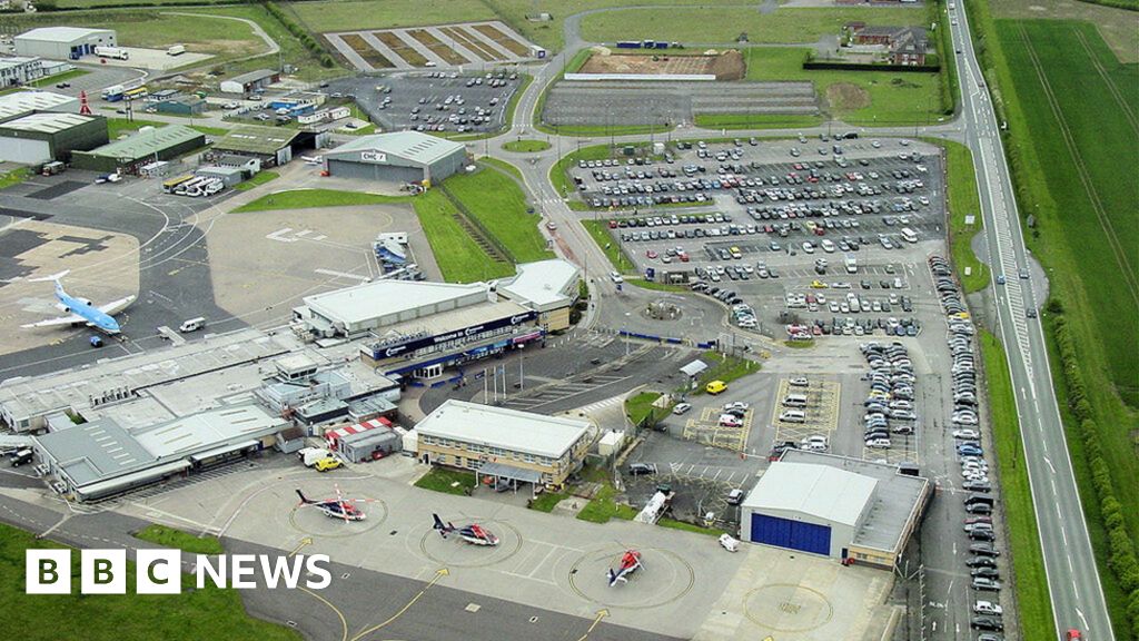 Humberside Airport workers to vote on industrial action - BBC News