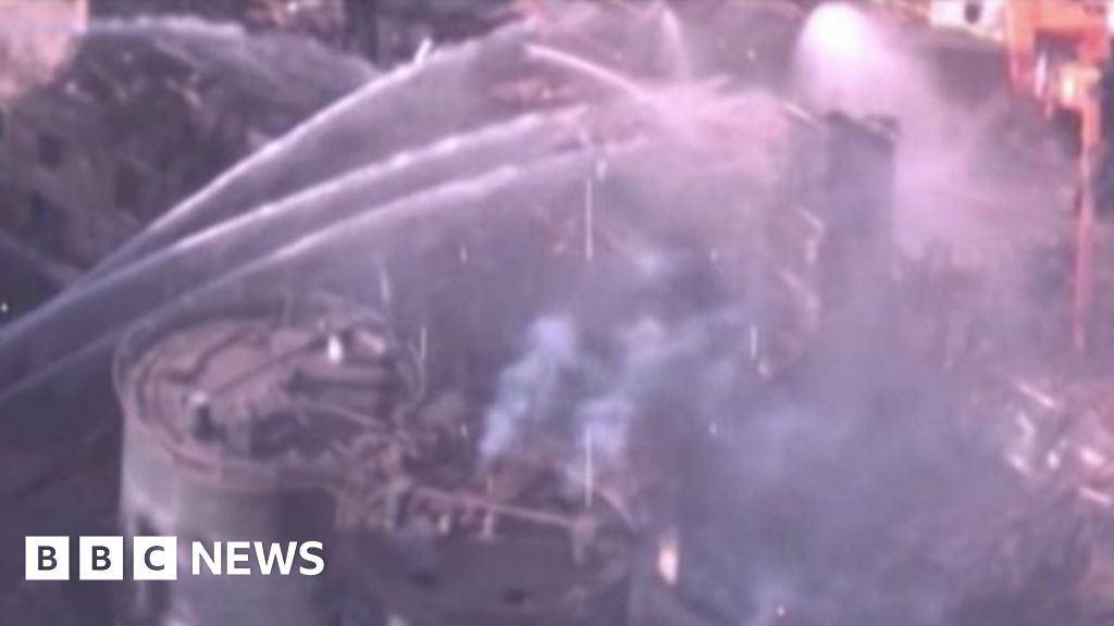 Bosley explosion: Watch silos being demolished - BBC News