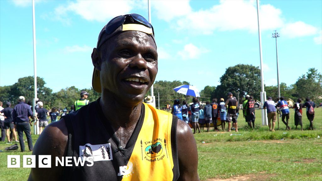 Tiwi Islands: The Aboriginal players hooked on 'fast footy' - BBC News