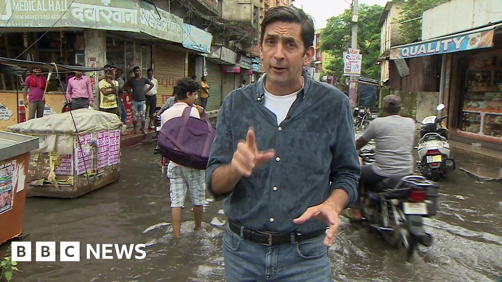 What an hour of rain does to Indian streets - BBC News
