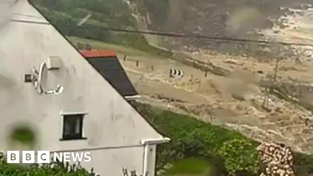 Video of Cornwall flash floods - BBC News