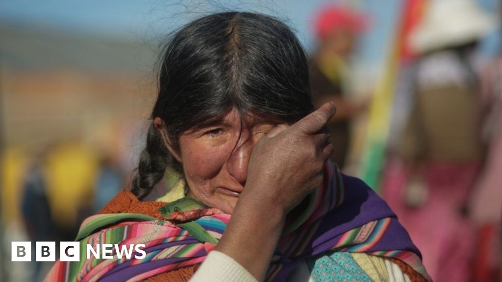 Bolivia crisis: Food and fuel shortages as death toll mounts - BBC News