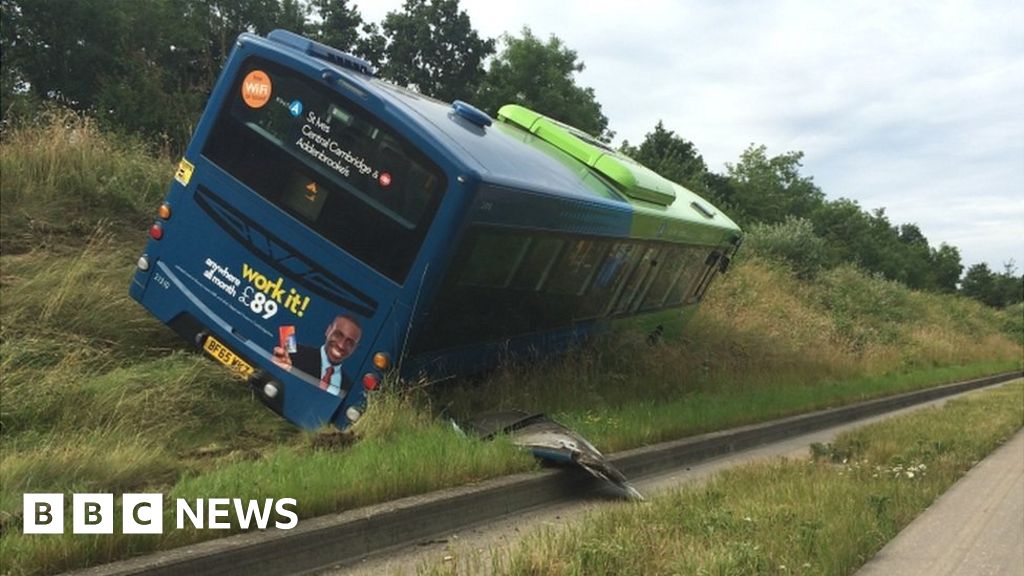 Guided bus leaves tracks and mounts grass verge in Cambridge - BBC News