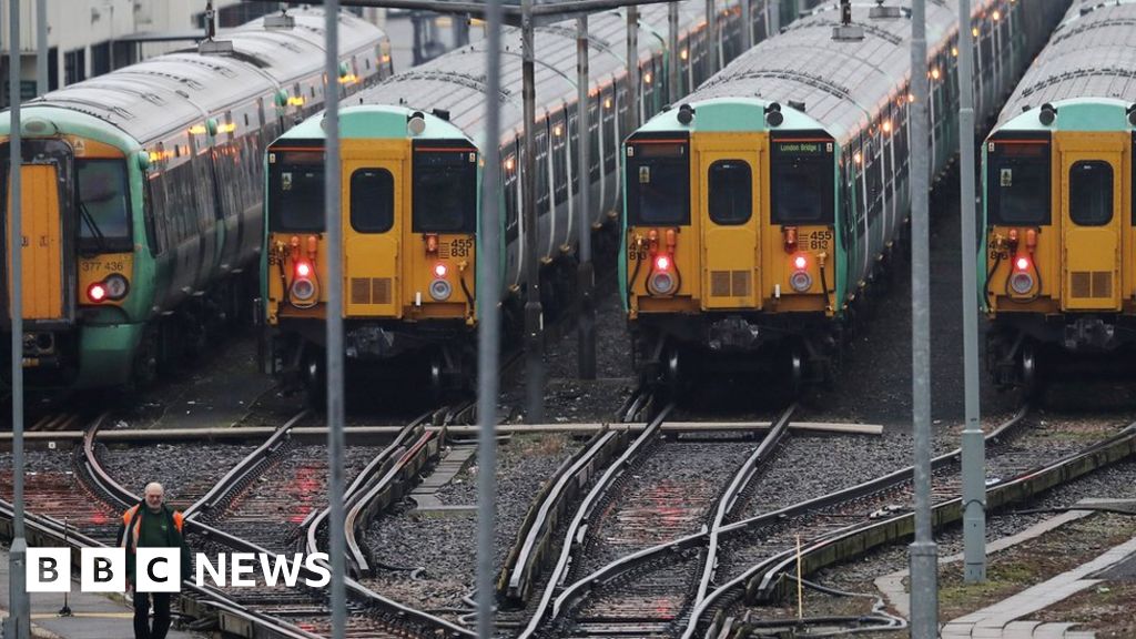 Southern Rail: Latest talks with RMT adjourned - BBC News