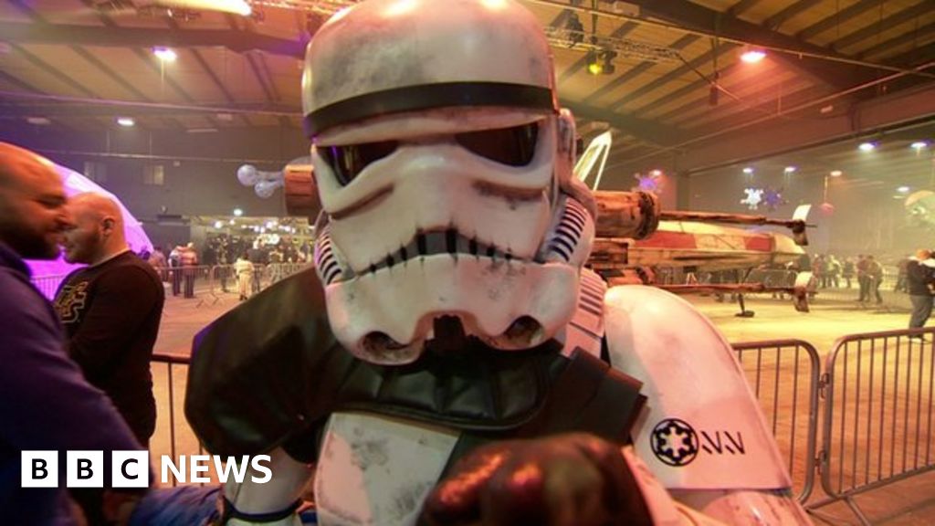 Manchester Star Wars convention attracts crowds - BBC News