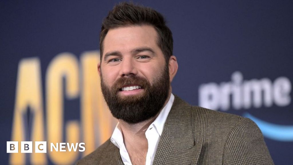 Country music singer Davis wants to combat negativity - BBC News