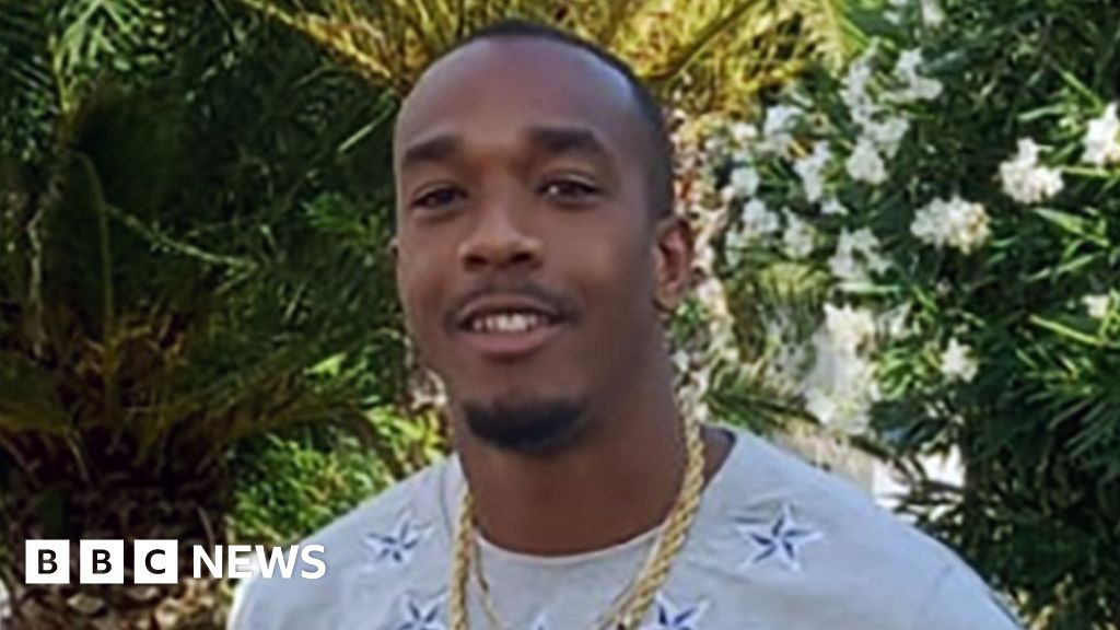 Luton: Two women deny murder of Saul Murray - BBC News