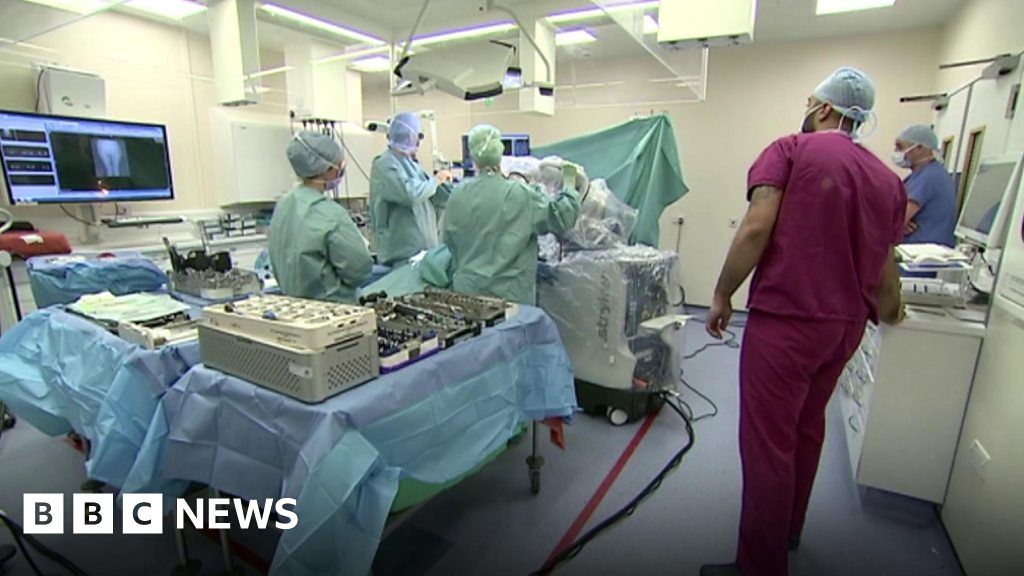 Pioneering robotic arm used in surgery in Birmingham - BBC News