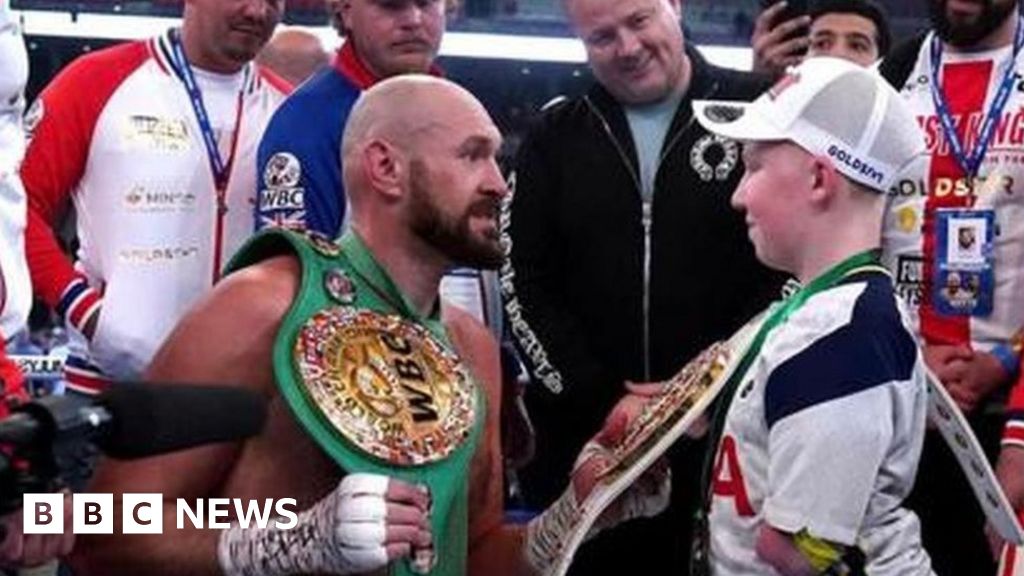 Tyson Fury hugs young fan Marshall Janson in Wembley ring - BBC News