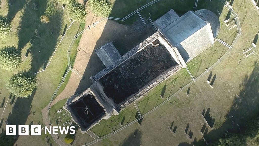 Wimbotsham church fire: St Mary's 14th Century bell 'precarious' - BBC News