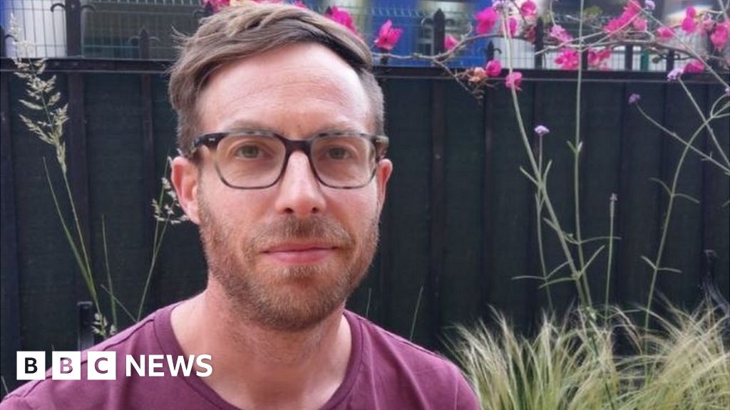 Robert Hazeldean: Thousands raised for cyclist's legal bill - BBC News