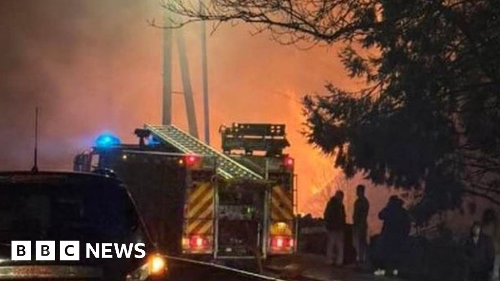 Families' homes damaged by major fire in West Looe - BBC News