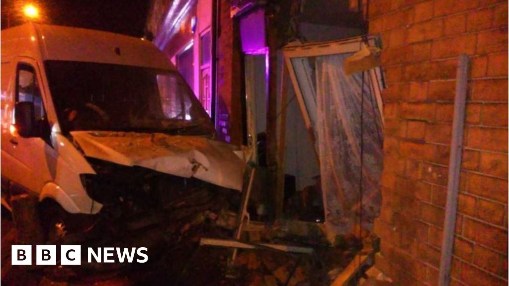 Police-chase van smashes into Birmingham home - BBC News