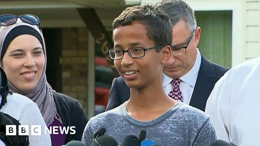 Ahmed Mohamed: Homemade clock boy to change schools - BBC News