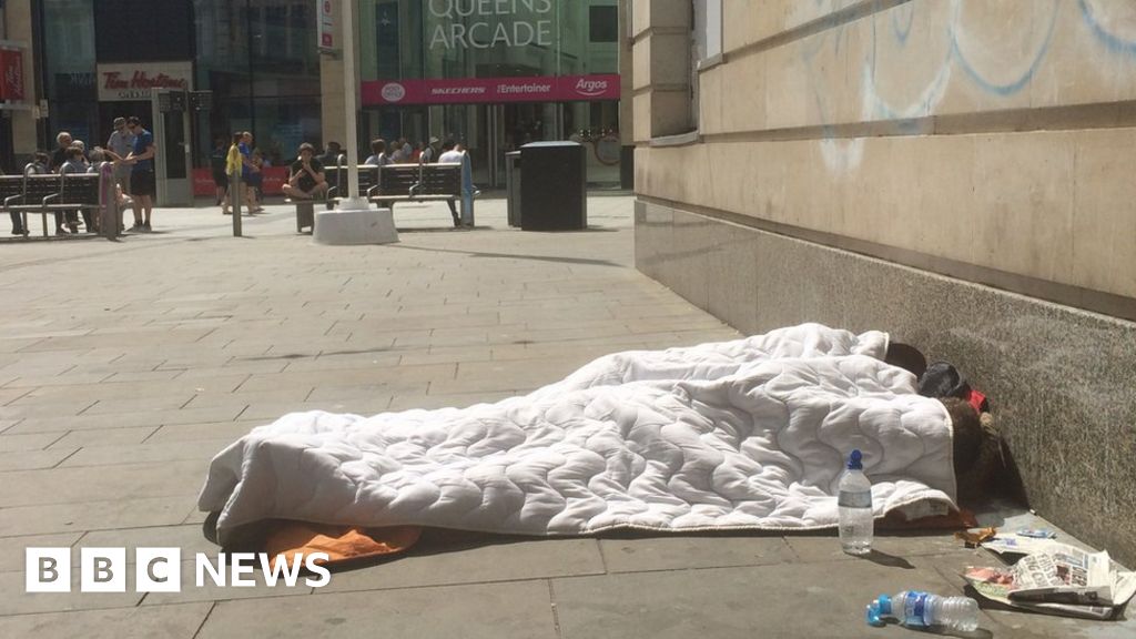 Sunburn and dehydration: Homeless in the heatwave - BBC News