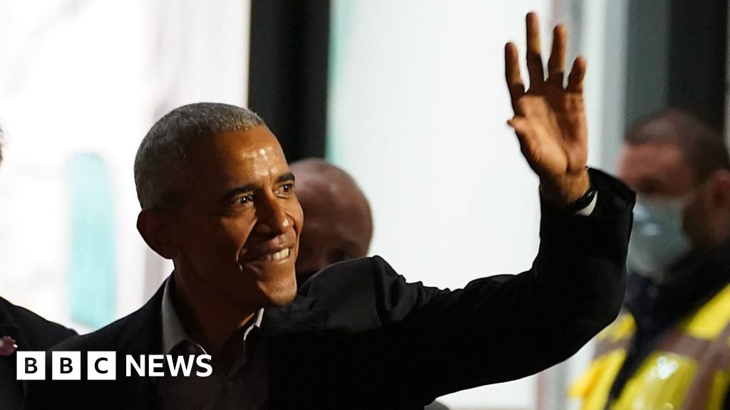 COP26: Barack Obama greets crowds on university visit - BBC News