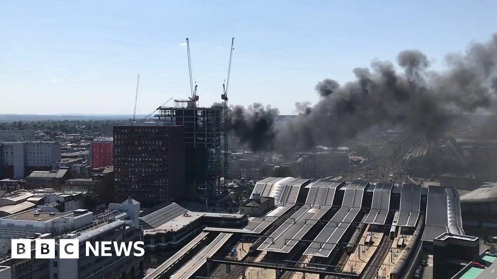 Video of smoke over town centre skyline - BBC News